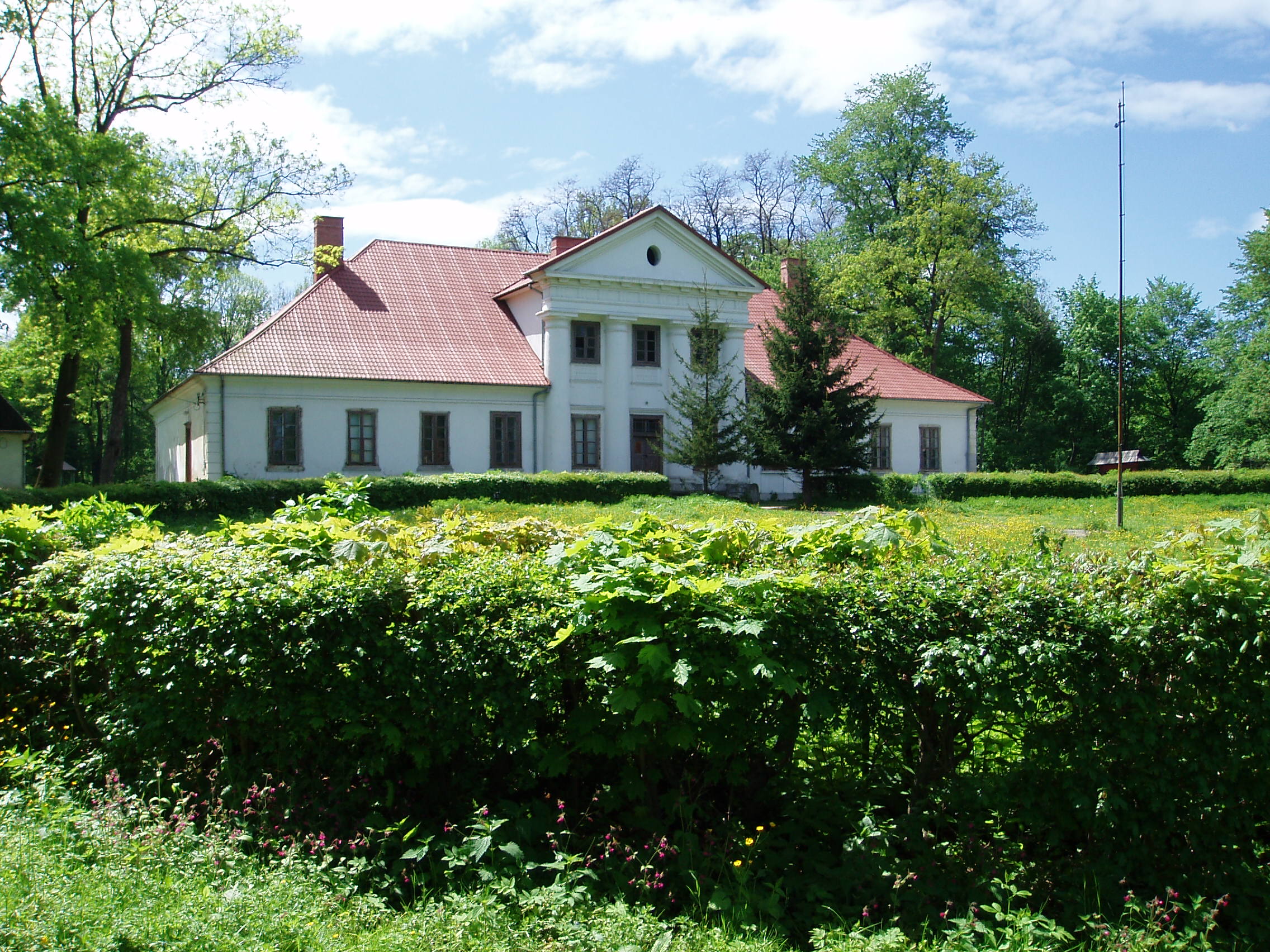 Rożnów – klasycystyczny dwór Stadnickich « Zamki Rotmanka