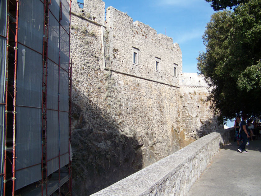 Włochy – Monte Sant’ Angelo – miasto « Zamki Rotmanka