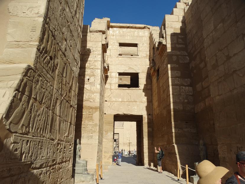 Egipt – Medinet Habu – ruiny zespołu świątyni i pałacu Ramzesa III ...