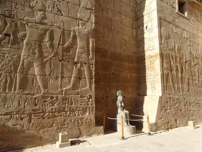 Egipt – Medinet Habu – ruiny zespołu świątyni i pałacu Ramzesa III ...