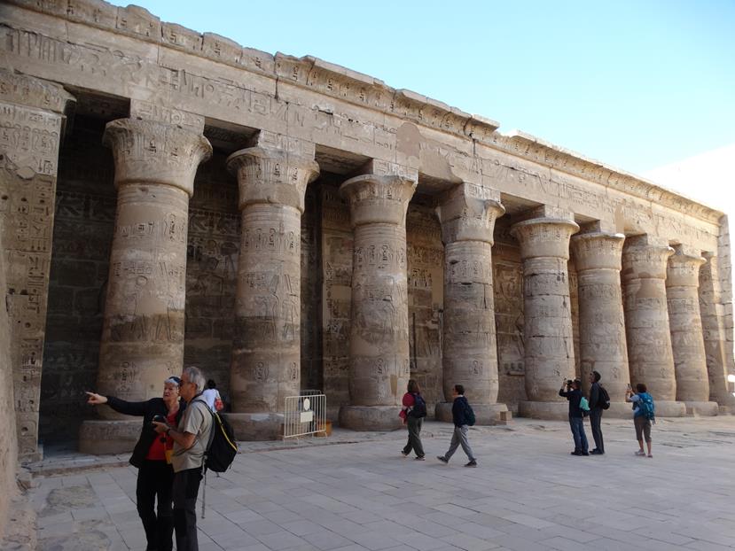 Egipt – Medinet Habu – ruiny zespołu świątyni i pałacu Ramzesa III ...