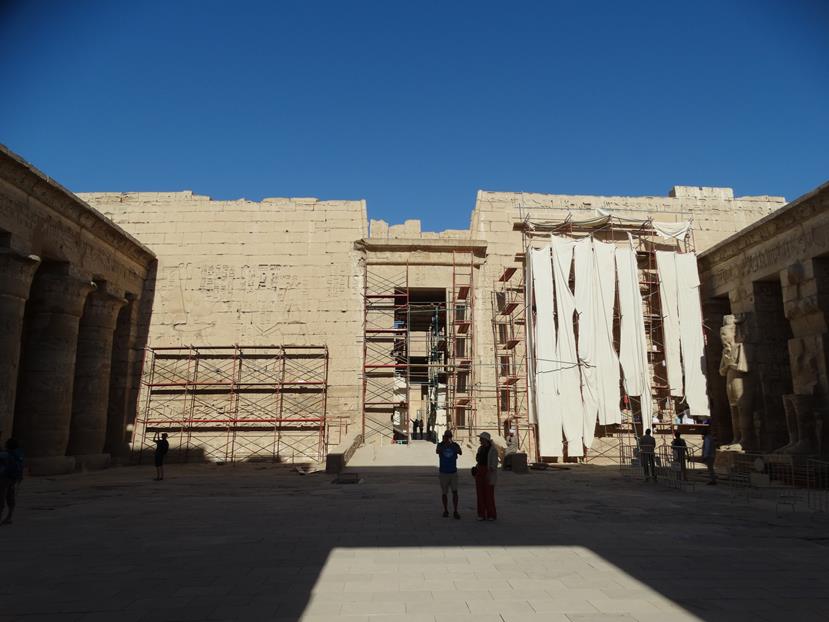 Egipt – Medinet Habu – ruiny zespołu świątyni i pałacu Ramzesa III ...