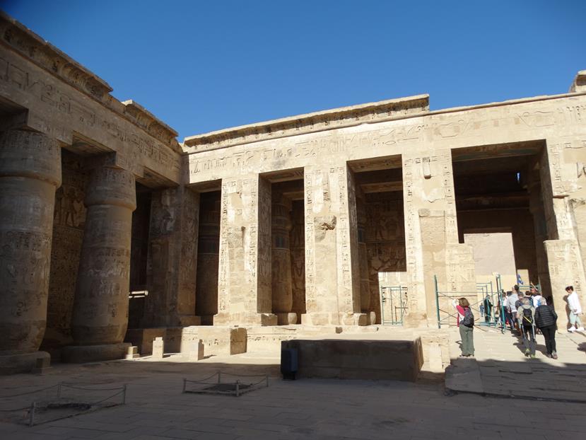 Egipt – Medinet Habu – ruiny zespołu świątyni i pałacu Ramzesa III ...