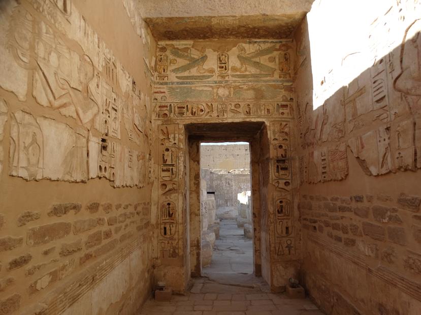 Egipt – Medinet Habu – ruiny zespołu świątyni i pałacu Ramzesa III ...